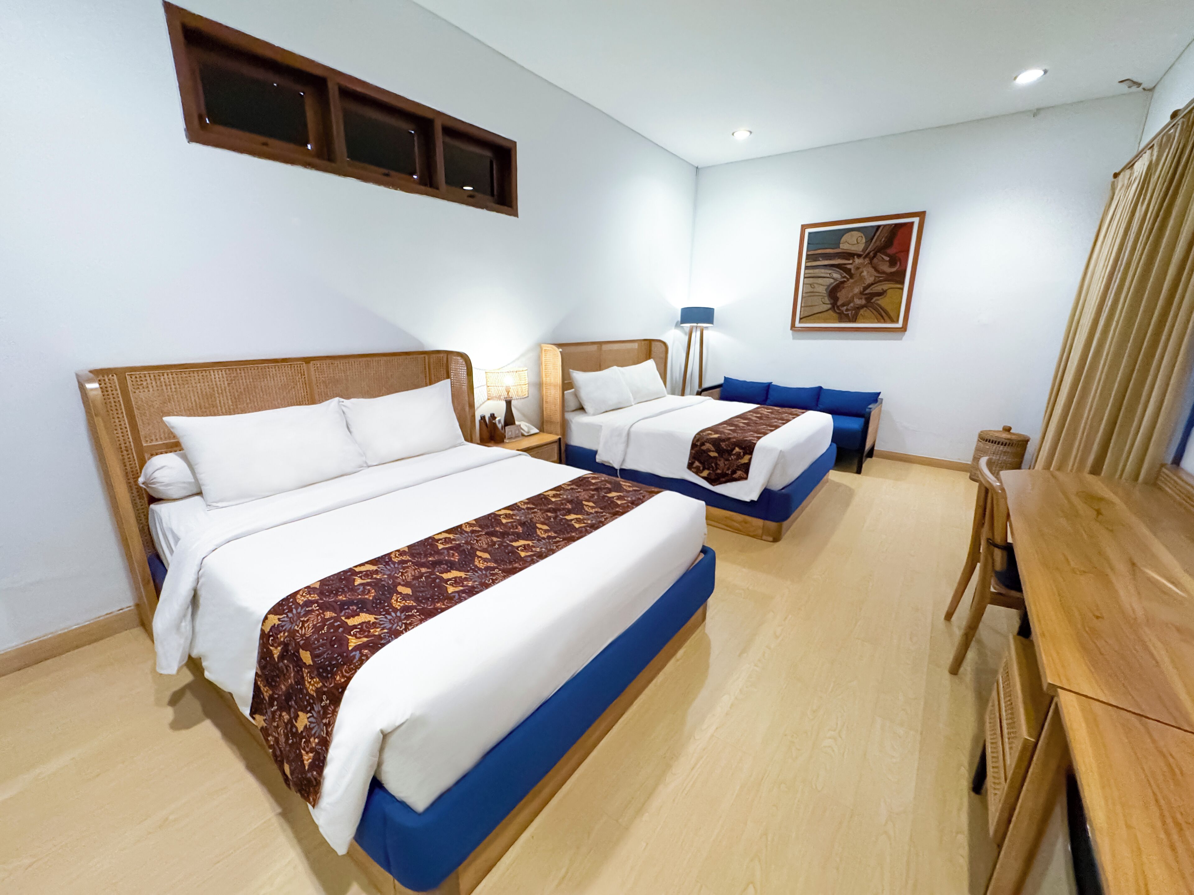 Quarto Familiar | Roupa de alta qualidade, minibar, cofre no quarto, secretária 
