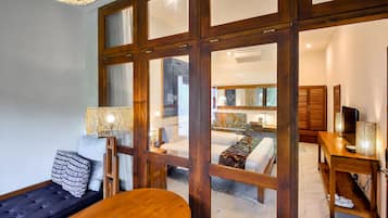 Quarto Superior | Roupa de alta qualidade, minibar, cofre no quarto, secretária