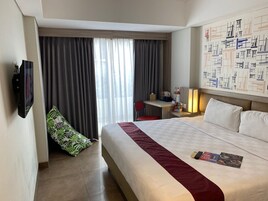 Quarto casal luxo, 1 cama King, vista para a piscina (Deluxe Pool Access) | Cofres nos quartos, escrivaninha, Wi-Fi de cortesia, roupa de cama