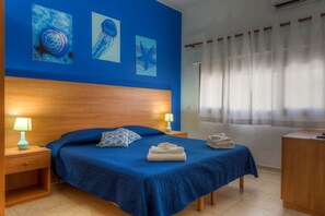 Quarto casal conforto | Camas com colchões de espuma com sistema de memória, escrivaninha