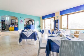 Café da manhã com buffet todos os dias (EUR 5 por pessoa) 