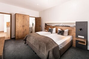 Quarto luxo | Roupas de cama antialérgicas, cofres nos quartos, escrivaninha