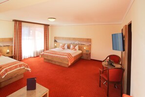 Quarto Familiar, 1 quarto, varanda, vista para a montanha | Cofre no quarto, secretária, cortinas/cortinados opacos 