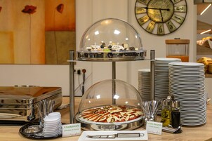 Café da manhã com buffet todos os dias (EUR 14 por pessoa) 