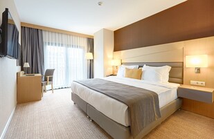 Roupas de cama premium, frigobar, cofres nos quartos, cortinas blackout