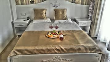 Quarto casal ou duplo standard | Cofres nos quartos, Wi-Fi de cortesia, roupa de cama