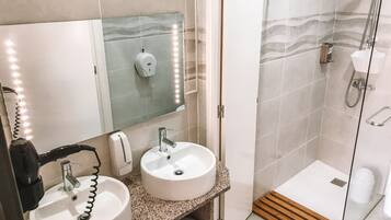 Private sleeping pod in 8 people dormitory (with Garden View) | Banheiro | Chuveiro, produtos de toalete grátis, secador de cabelo