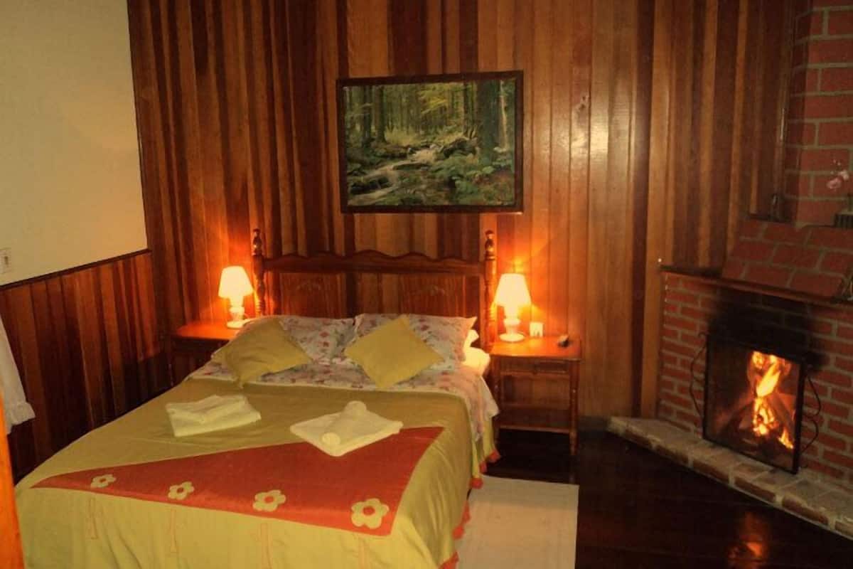 Suite Básica | Secretária, roupa de cama fornecida
