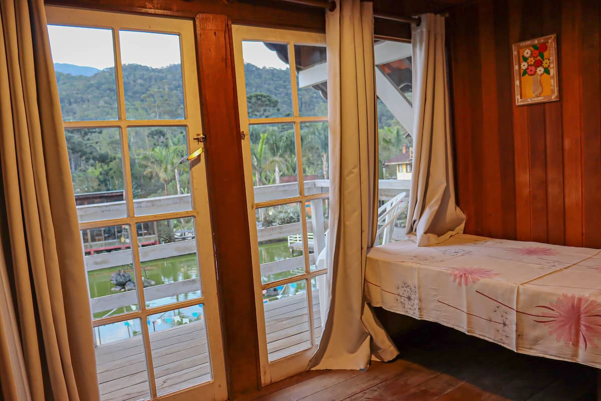 Chalé Standard, banheira de hidromassagem, vista para o lago | 1 quarto, minibar, Wi-fi grátis