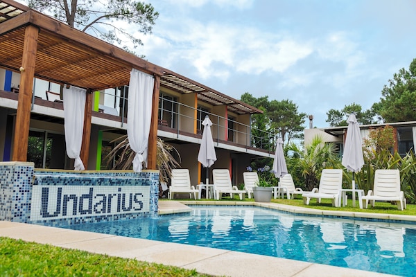 Piscina externa sazonal, guarda-sóis, espreguiçadeiras