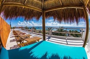 Terraço com espreguiçadeiras