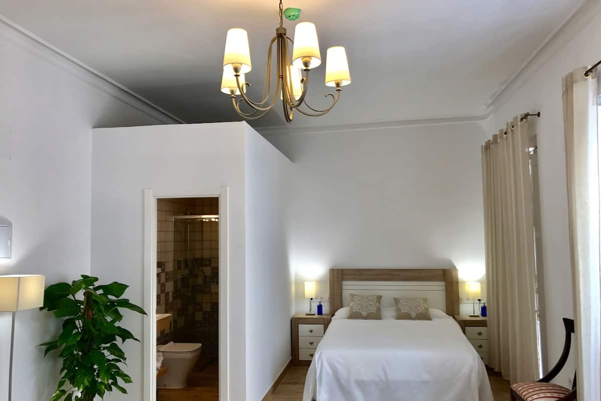 Studio With Queen Bed and Balconies | Escrivaninha, cortinas blackout, ferros/tábuas de passar roupa