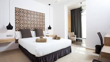 Apartamento superior, 2 quartos, vista para a cidade | Cortinas blackout, quartos à prova de som, ferros/tábuas de passar roupa