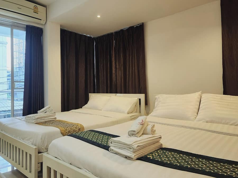 Quarto Twin Standard | Secretária, roupa de cama fornecida