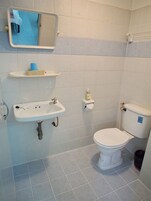 Superior  | Banheiro | Chuveiro, produtos de toalete grátis, toalhas de banho 