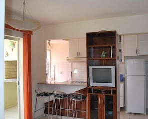 Apartamento, 2 quartos | Cozinha privada | Um frigorífico, um micro-ondas, uma placa de cozinha 