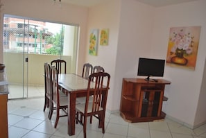 Apartamento, 3 quartos | Sala | Televisor 