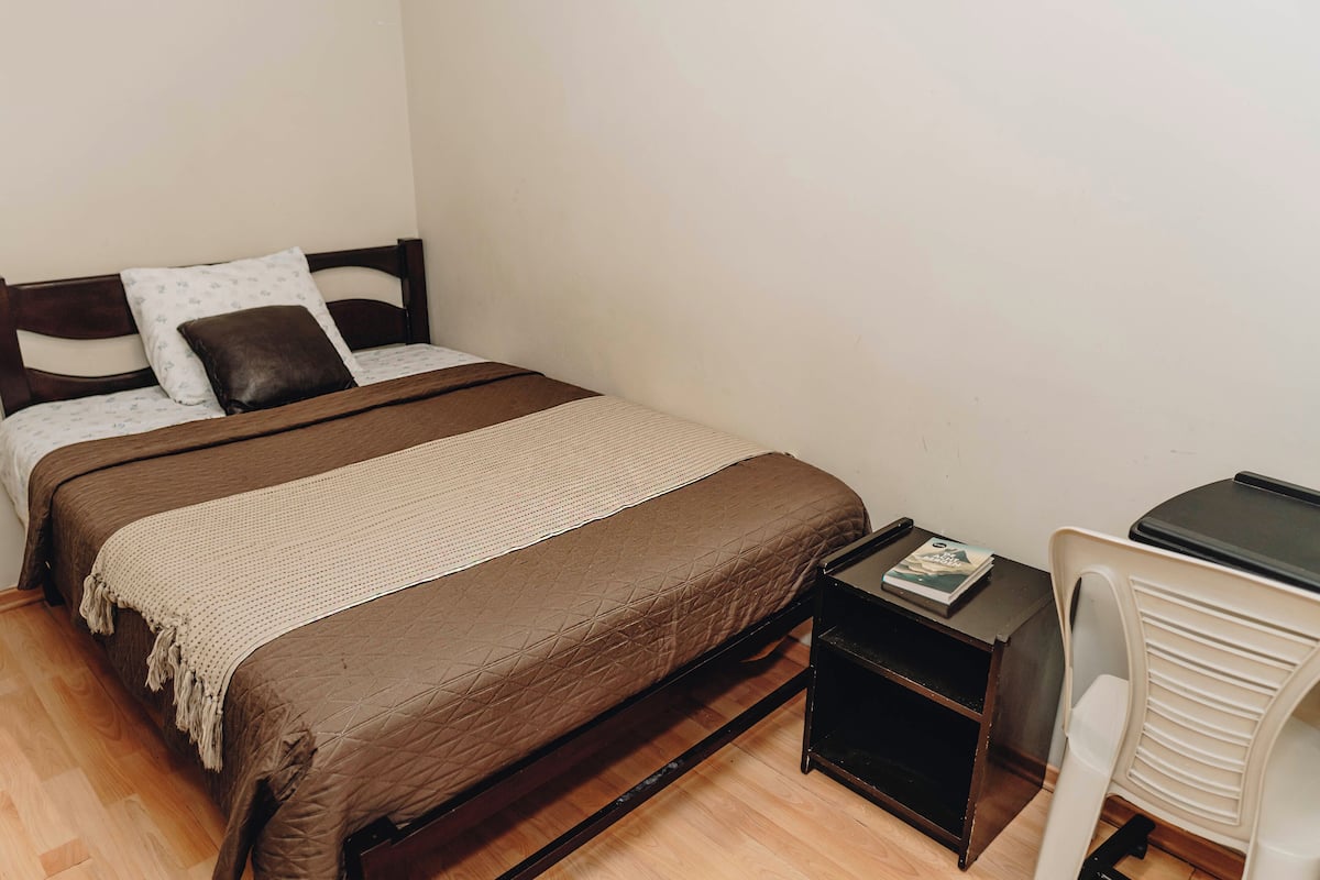 Quarto Económico, 1 cama individual | Cofre no quarto, com decoração personalizada