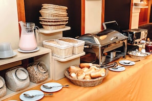 Café da manhã continental todos os dias mediante uma taxa