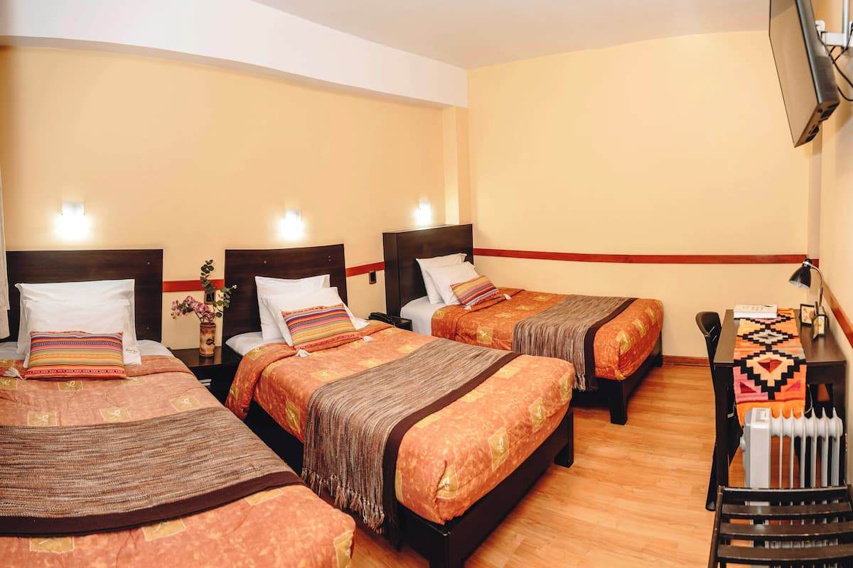 Quarto Triplo, 3 camas individuais | Cofre no quarto, com decoração personalizada