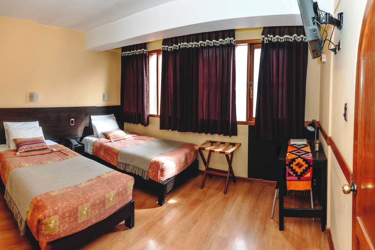 Quarto Twin, várias camas | Cofre no quarto, com decoração personalizada