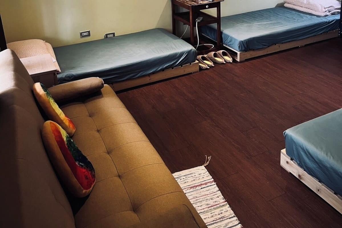 Quarto Triplo Comfort | Cofre no quarto, secretária adequada para computadores portáteis