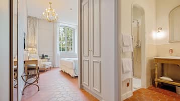 Quarto luxo | 2 quartos, roupas de cama premium, frigobar, cofres nos quartos