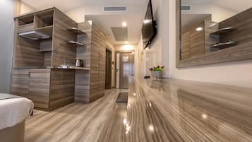 Quarto Económico | Cozinha privada | Um frigorífico, uma placa de cozinha, uma cafeteira/bule