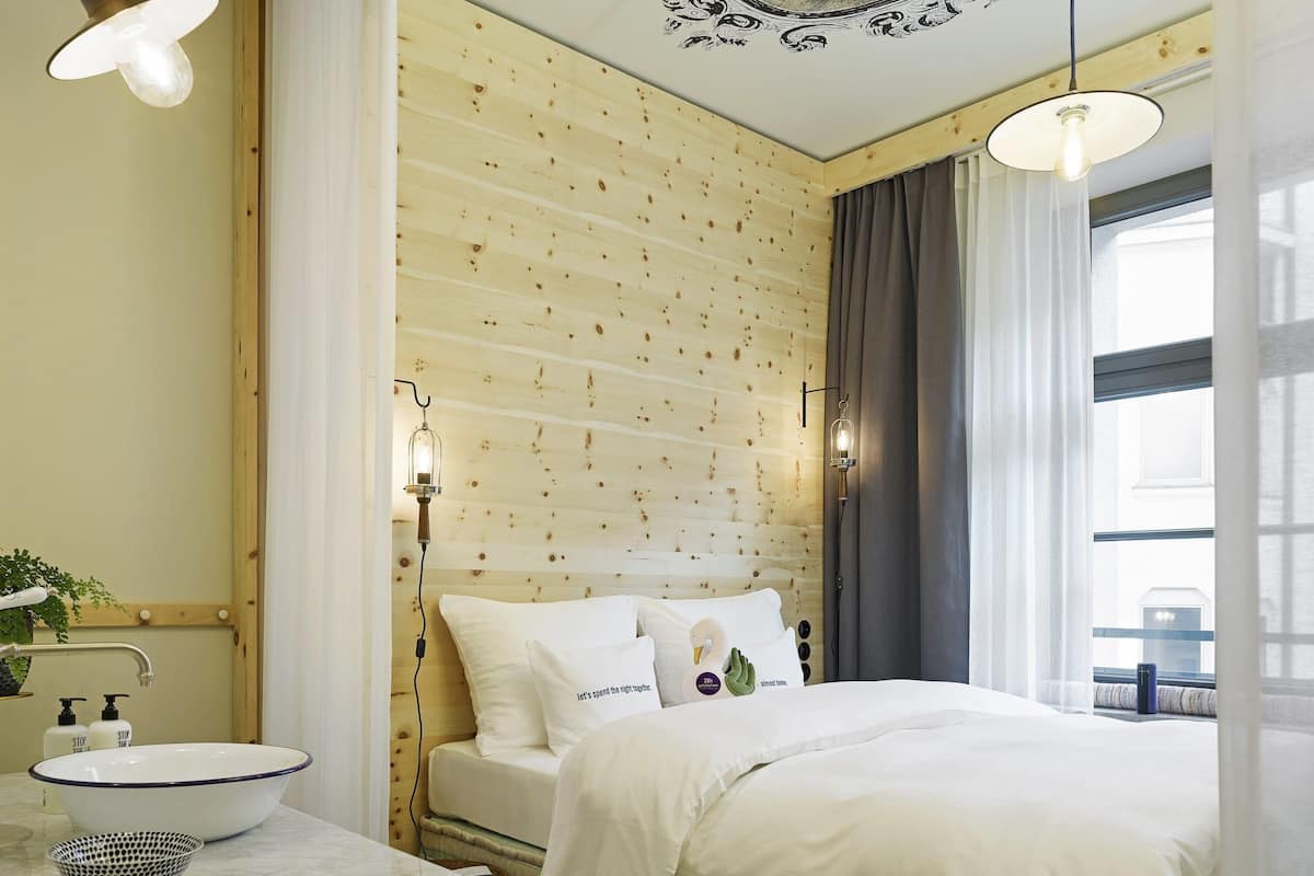 Medium | Roupa de alta qualidade, edredões de penas, minibar grátis