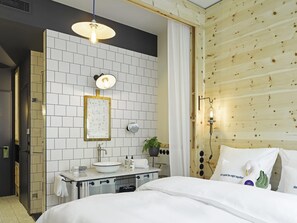 Medium | Roupa de alta qualidade, edredões de penas, minibar grátis 