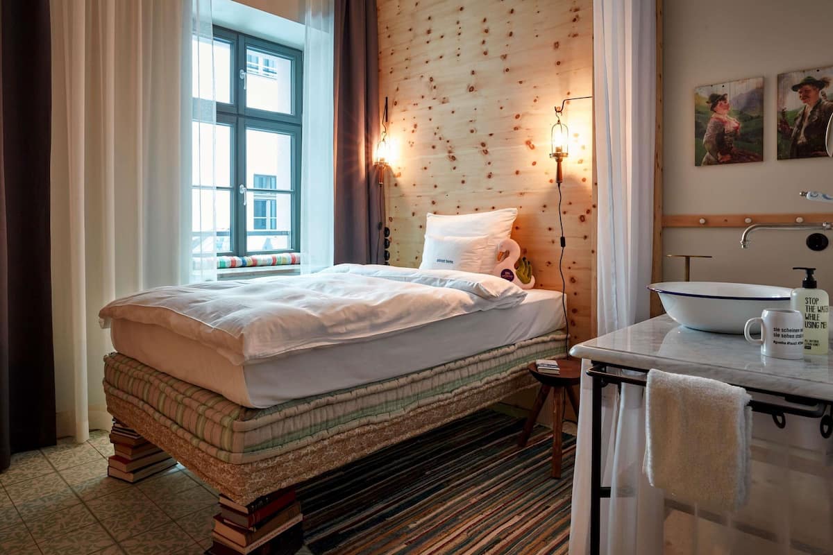 Small | Roupa de alta qualidade, edredões de penas, minibar grátis