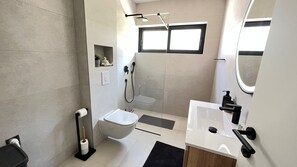 Apartamento, 2 quartos, terraço | Banheiro | Chuveiro, produtos de toalete grátis, secador de cabelo 