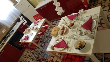 Pequeno-almoço inspirado na cozinha local diário (6 EUR por pessoa)