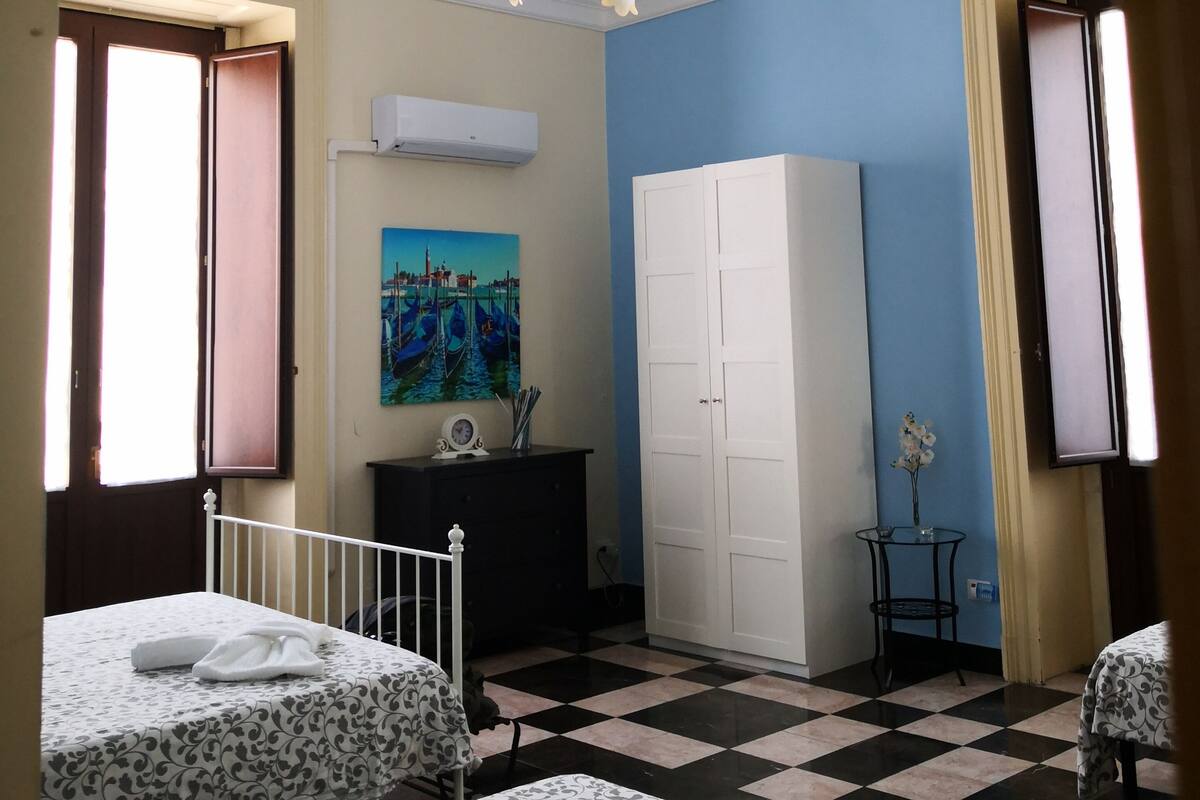 Quarto quádruplo superluxo (Balconata) | Roupas de cama premium, frigobar, escrivaninha, quartos à prova de som