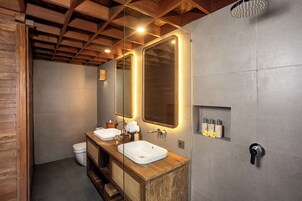 Villa Lua de Mel | Casa de banho | Artigos de higiene pessoal grátis, chinelos, um bidé 