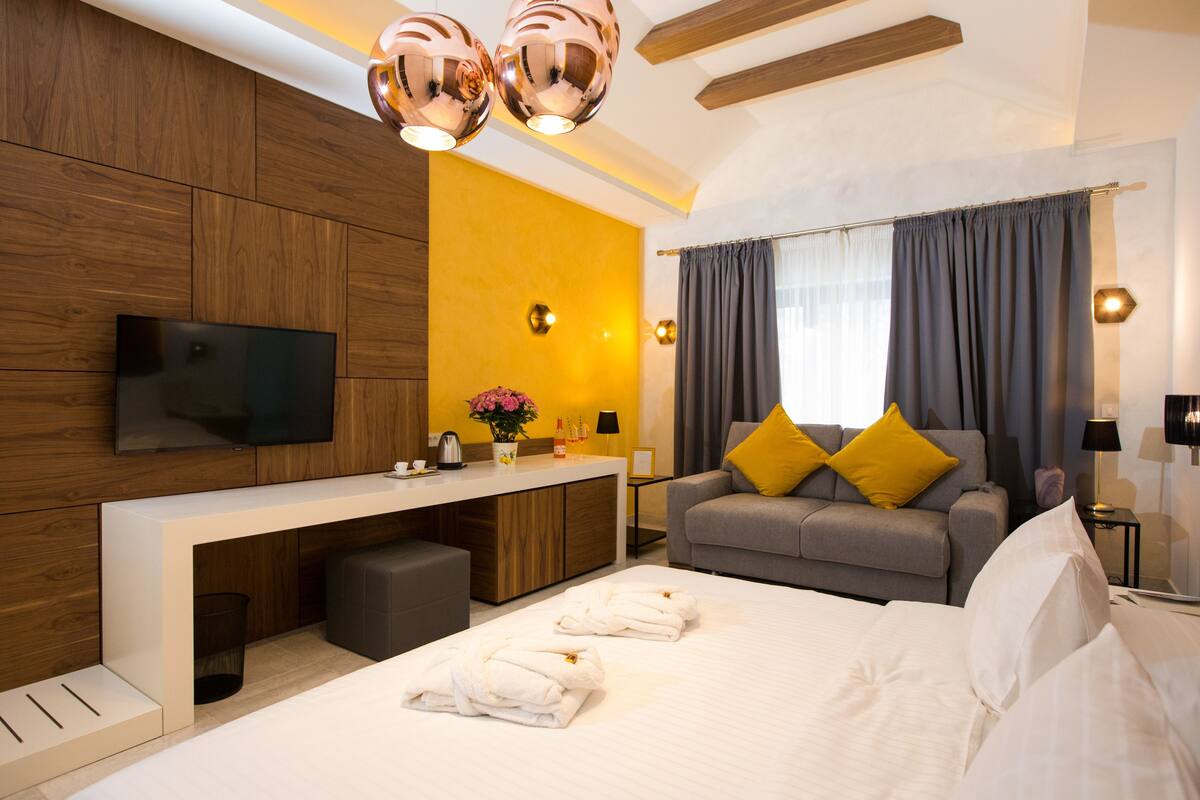 Quarto Duplo Comfort, terraço (YELLOW DIAMOND) | Roupa de alta qualidade, cofre no quarto, secretária 