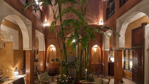 Decoração tradicional com planta central, assentos e iluminação decorativa.