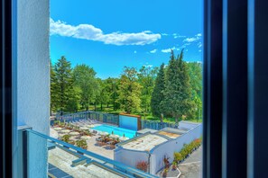 Quarto Familiar, 2 quartos, varanda, vista para o parque | Secretária, secretária adequada para computadores portáteis 