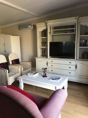 Suite-Estúdio Empresarial | Cofre no quarto, com decoração personalizada, ferro/tábua de engomar 