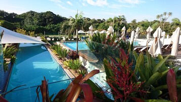 4 piscinas externas, guarda-sóis, espreguiçadeiras