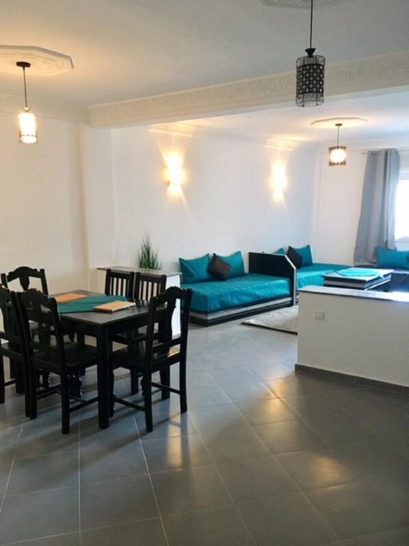 Apartamento (for 7 persons) | Sala de estar | TV de ecrã plano 