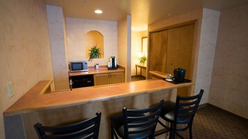 King Suite, Non-Smoking | Refeições no quarto