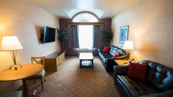 King Suite, Non-Smoking | Sala | Televisor LCD 