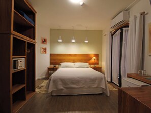Quarto Duplo | Minibar, cofre com capacidade para portátil, cortinas/cortinados opacos 
