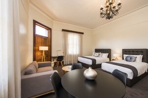 Quarto Deluxe, várias camas, acessível | Roupa de alta qualidade, minibar, secretária 