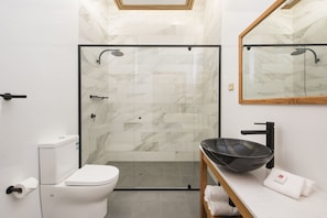 Suíte luxo, 1 cama King, suíte, vista para o parque | Banheiro | Chuveiro com efeito de chuva, produtos de toalete grátis