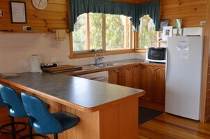 Casa, 2 quartos | Cozinha privada | Geladeira grande, micro-ondas, fogĂŁo, cooktop