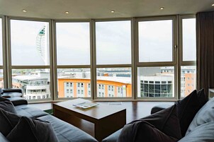 Apartamento Superior, 2 quartos, cozinha, Vista para a cidade | Sala de estar | TV de ecrã plano, piso aquecido 