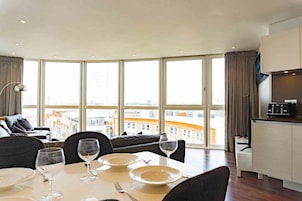 Apartamento superior, 2 quartos, cozinha, vista para a cidade | Cozinha privada | Geladeira, micro-ondas, fogão, cooktop