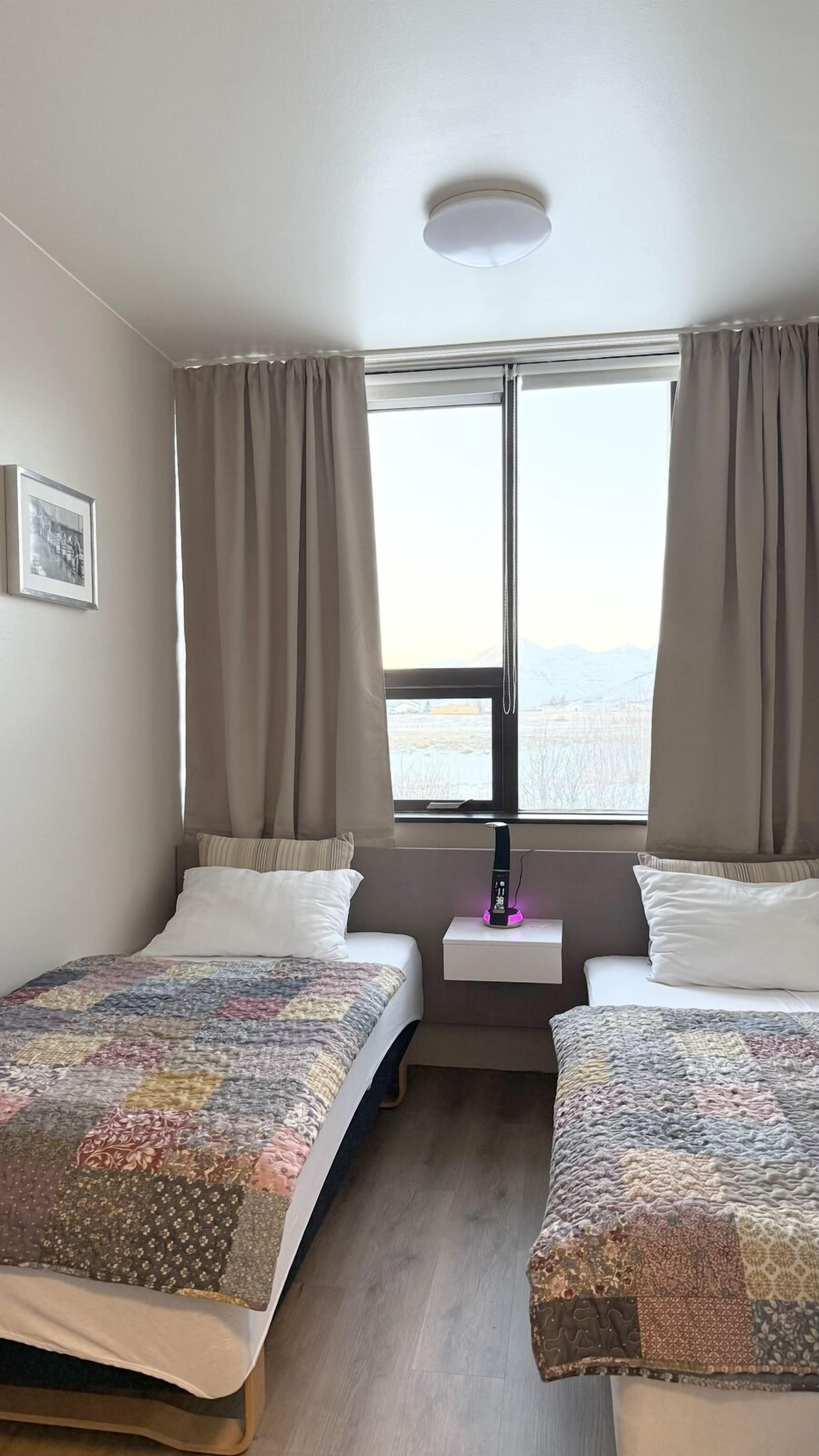 Quarto Duplo ou Twin Económico, casa de banho partilhada | Cortinas/cortinados opacos, Wi-fi grátis, roupa de cama fornecida 